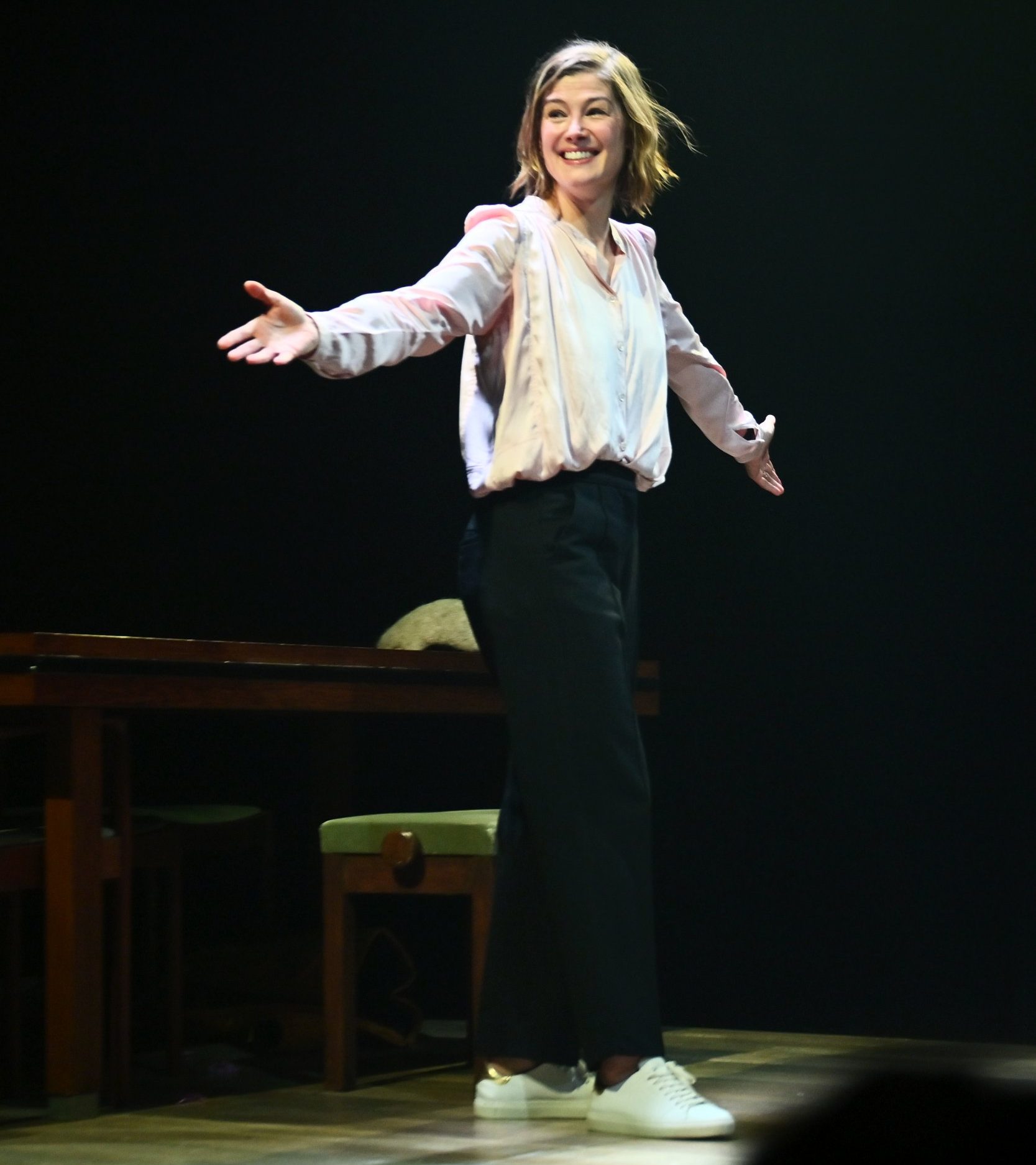 Audience member left 'stunned' after Rosamund Pike blasts texting fan ...