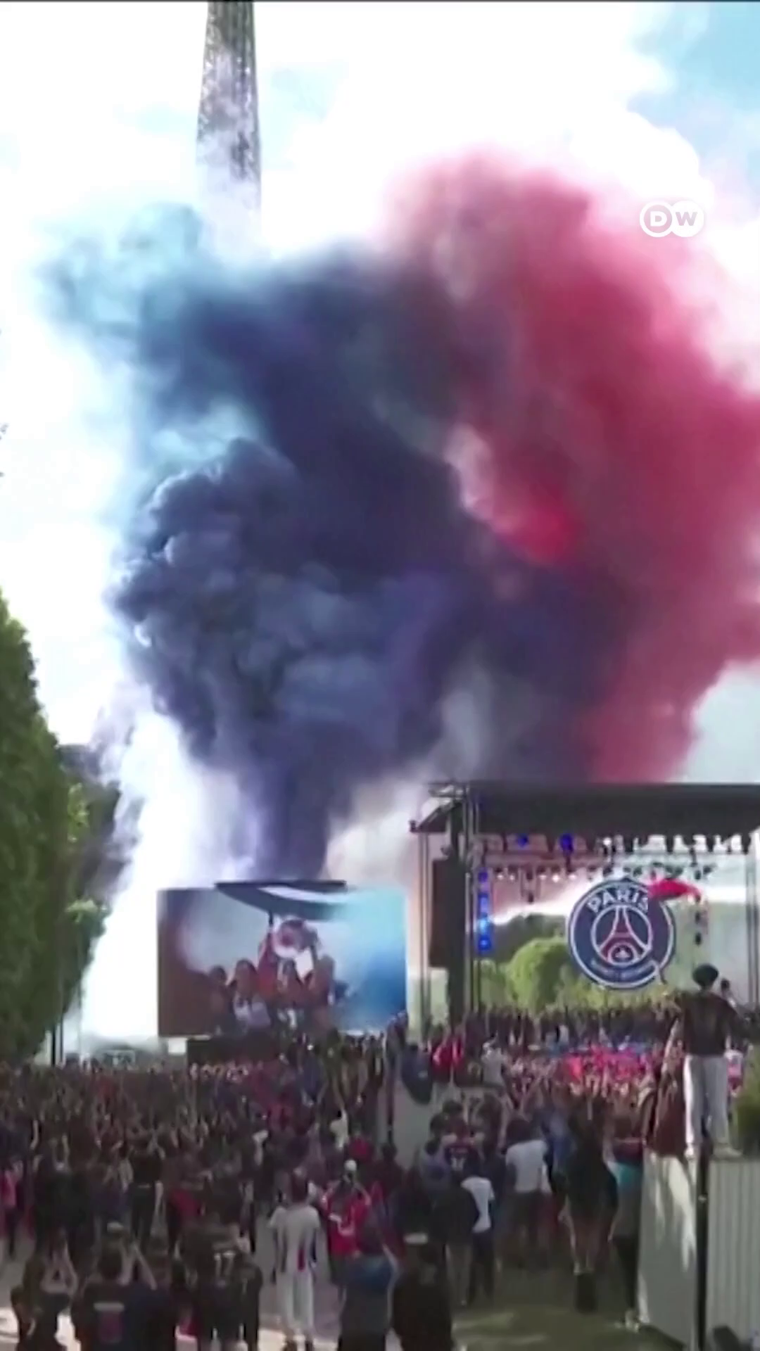 Triumphant PSG and Arsenal greeted by massive crowds