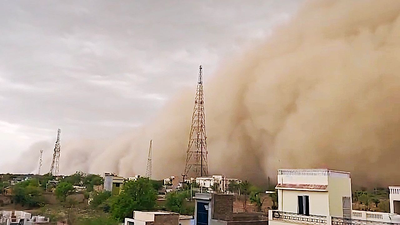 Giant dust storm swallows town in northwestern India