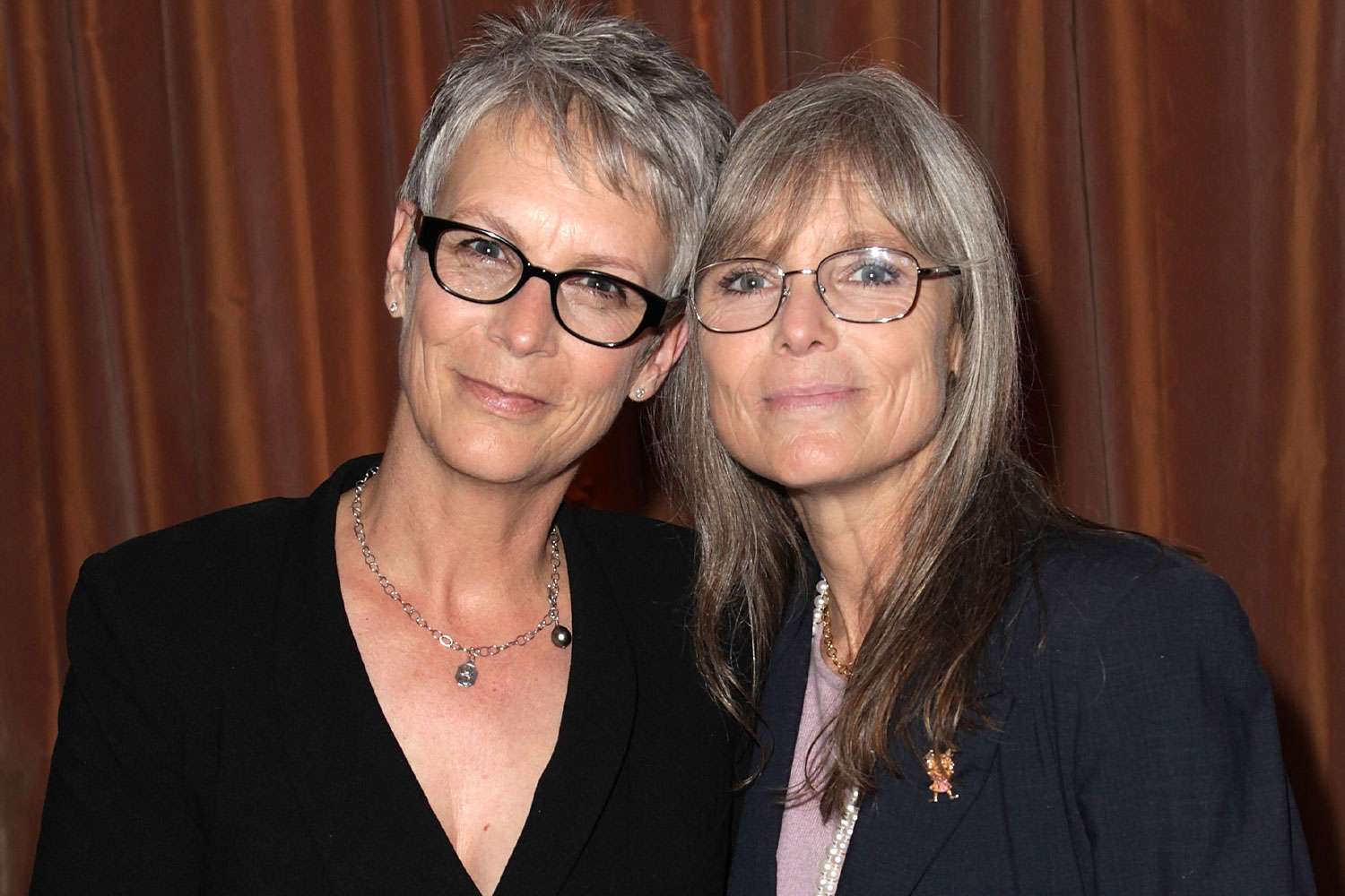 Jamie Lee Curtis shares photos taken with late sister Kelly the night ...