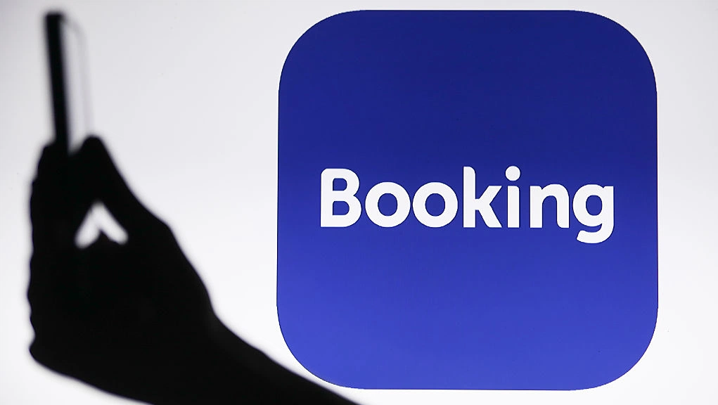 Experts share hotel booking strategies to cut travel costs