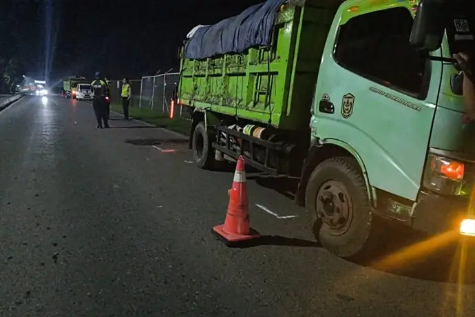 Pengendara motor tewas usai tabrak pantat dump truck yang mogok di tepi ...