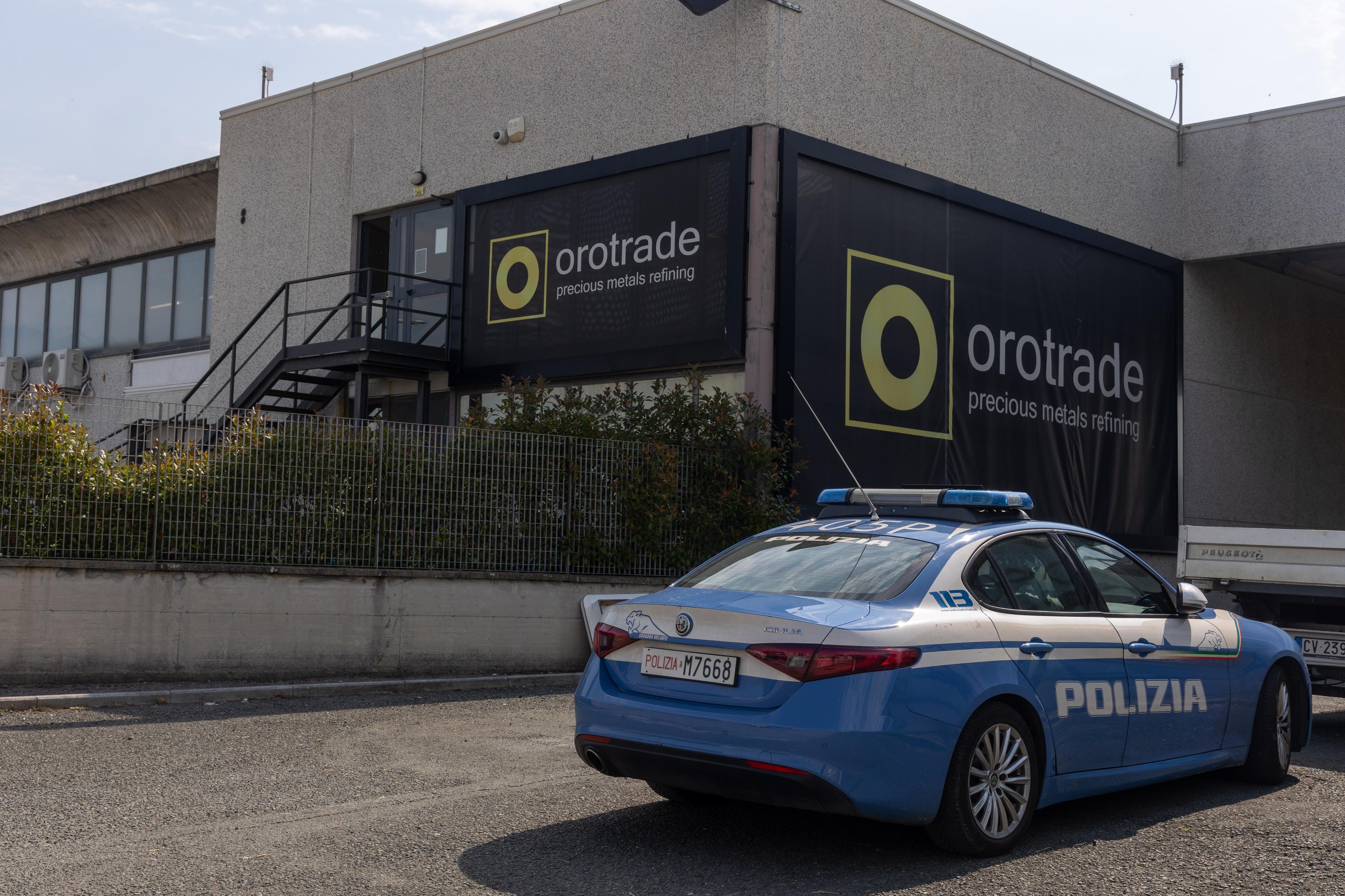 Assalto con esplosivo nell’azienda: banda blocca strade con mezzi della ...