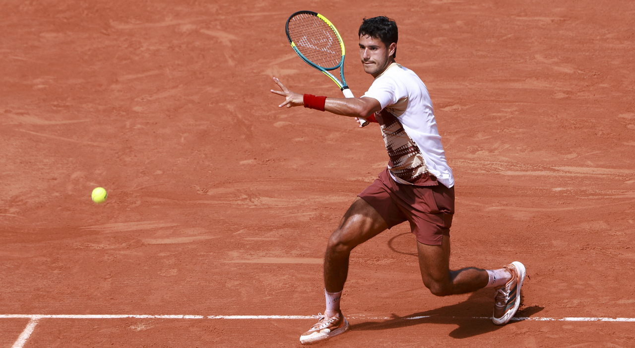 Roland Garros, il tennista Adolfo Daniel Vallejo dopo la sconfitta ...
