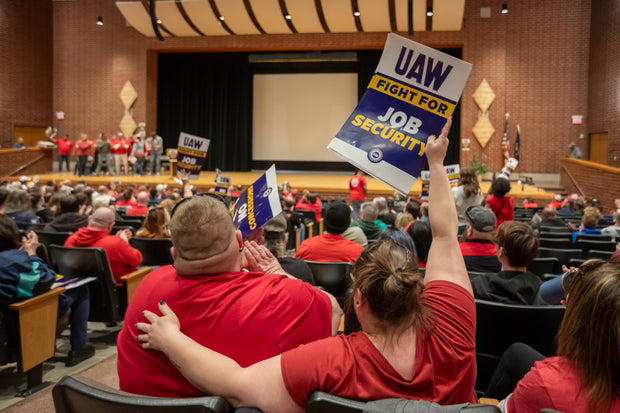 UAW Local 2093 begins strike at American Axle in Three Rivers