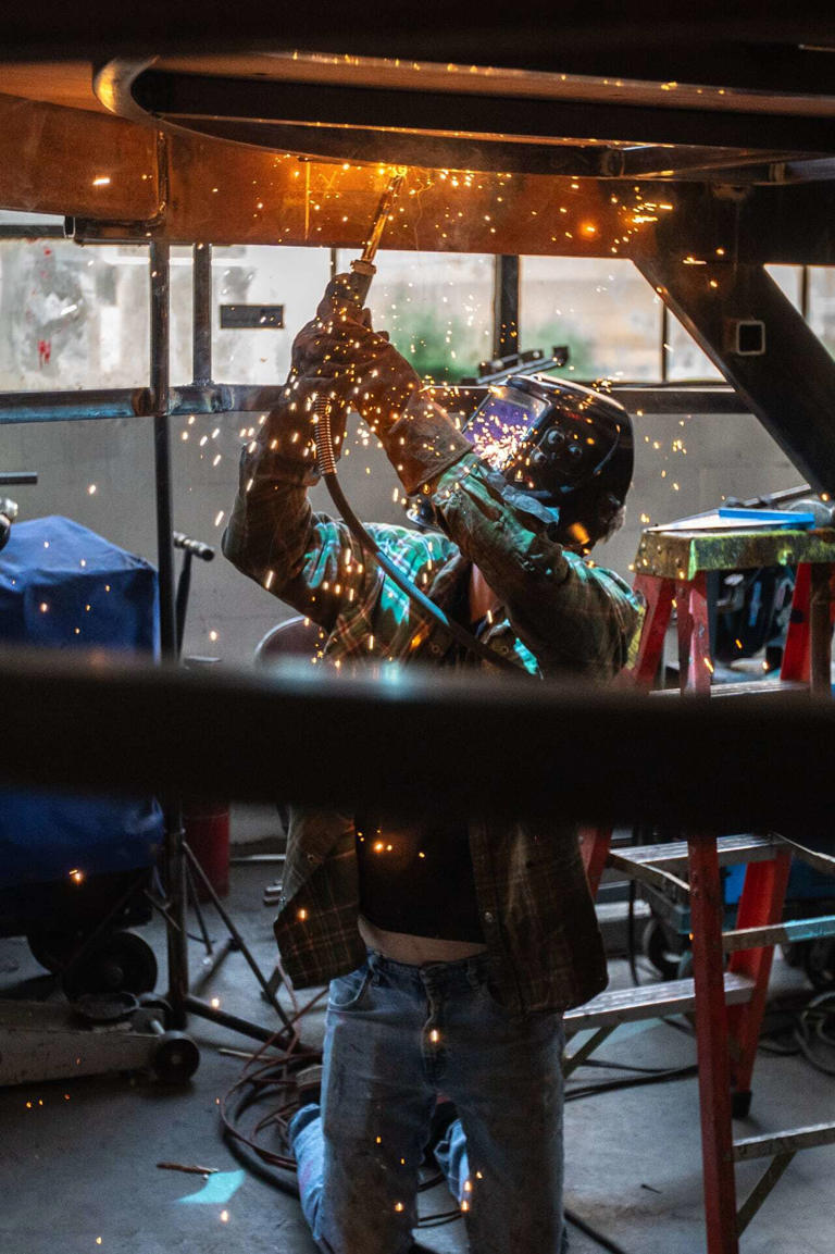 Rose Festival parade floats take shape in unassuming North Portland ...