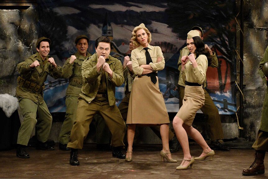 Dua Lipa, Kristen Wiig & Bowen Yang nailed the choreo in SNL's "USO ...