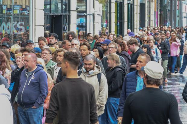 Huge queues of 500 fans line up outside Glasgow record shop to meet top ...