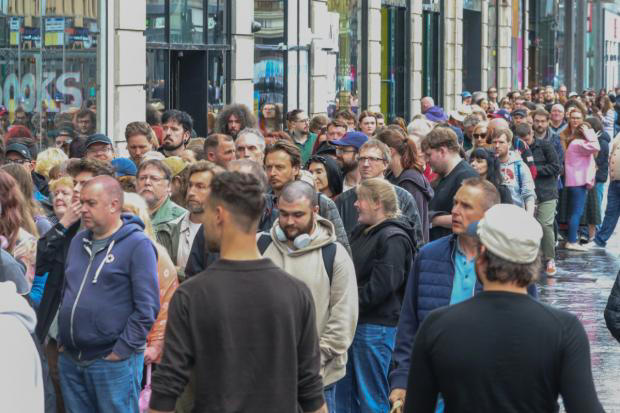 Huge queues of 500 fans line up outside Glasgow record shop to meet top ...