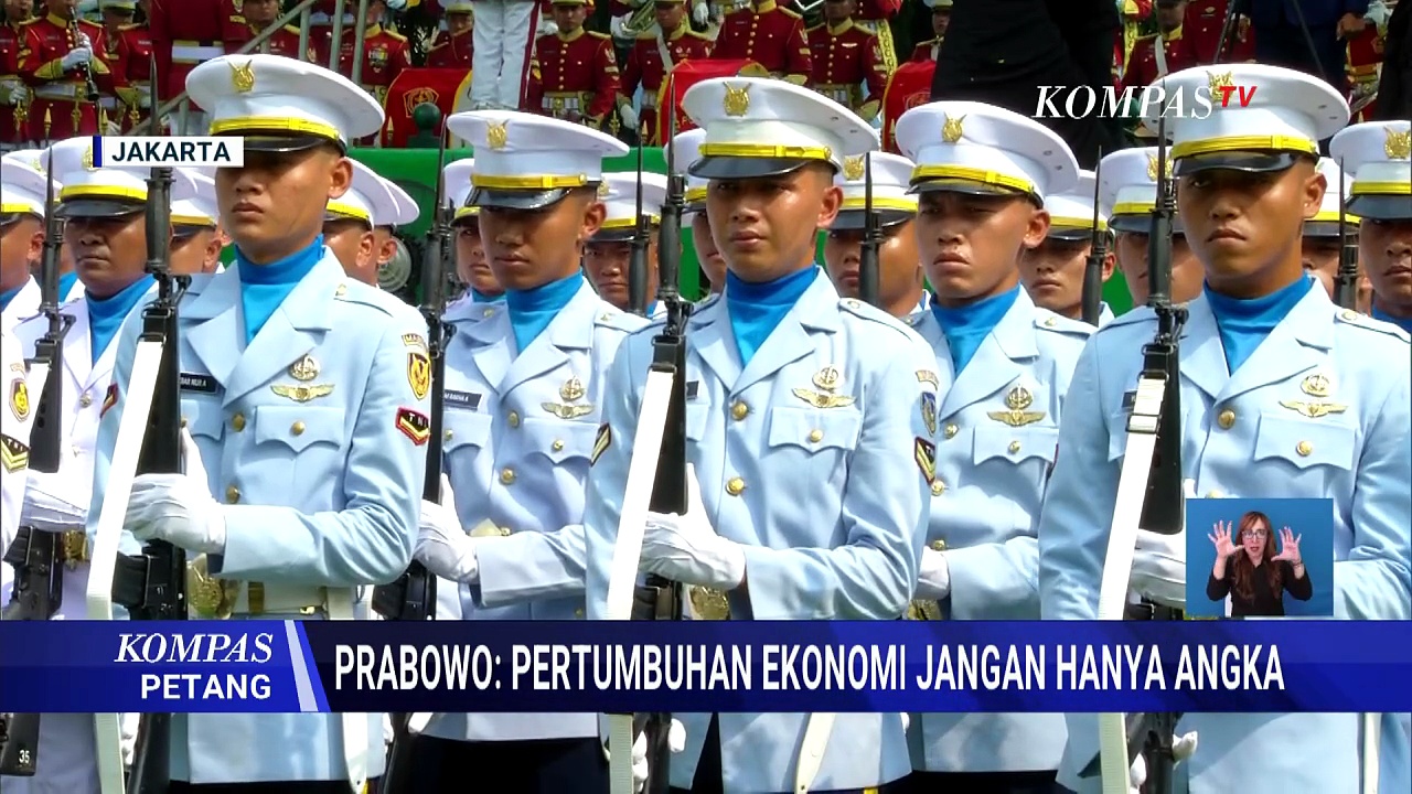 Momen Prabowo dan Megawati gandengan tangan usai upacara Hari Lahir ...