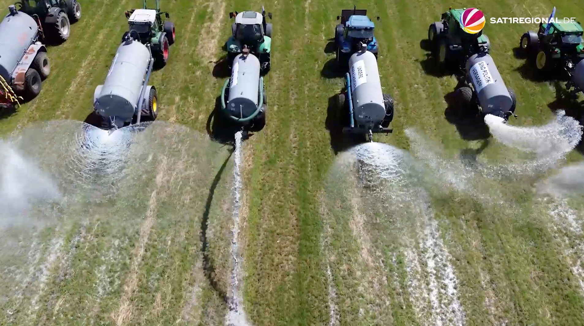Protestaktion: Bauern versprühen 30.000 Liter Milch auf Acker in Krummhörn