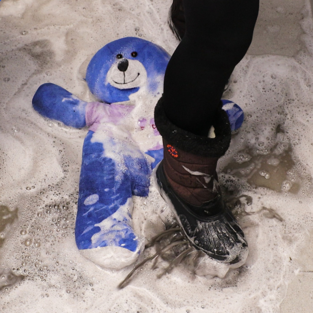 Satisfying cleaning of teddy bear found in the street!🧸💦
