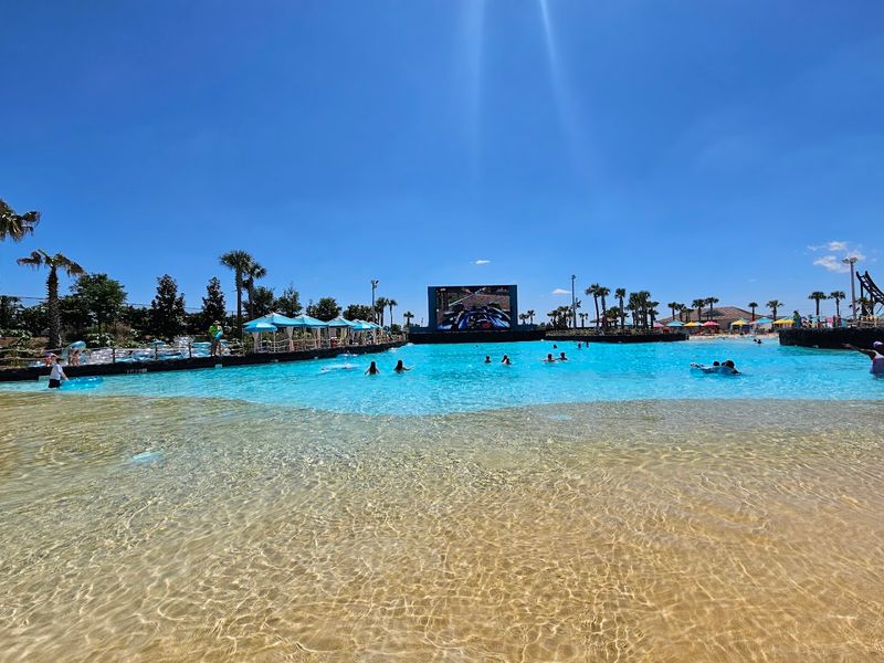 This massive tropical Alabama waterpark will make you lose all track of ...