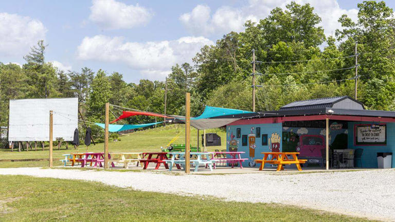 Concession stand restaurant brings back Kentucky drive-in movie flavor