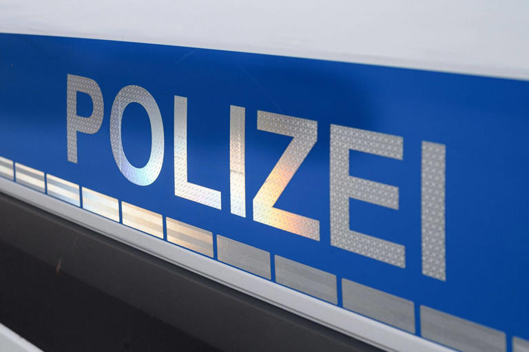 Kontrolle verloren: Auto surft 30 Meter über Leitplanke
