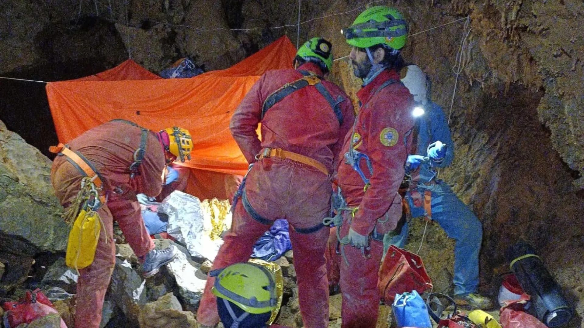 Jovem resgatado de interior de gruta em Itália. Ficou com a perna presa