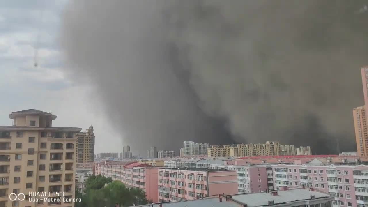 Massive dust storm engulfs skyline in Harbin, Heilongjiang, China