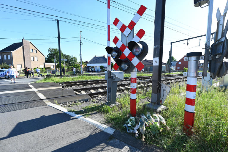 Bus scolaire percuté par un train à Buggenhout - Des accompagnateurs s ...