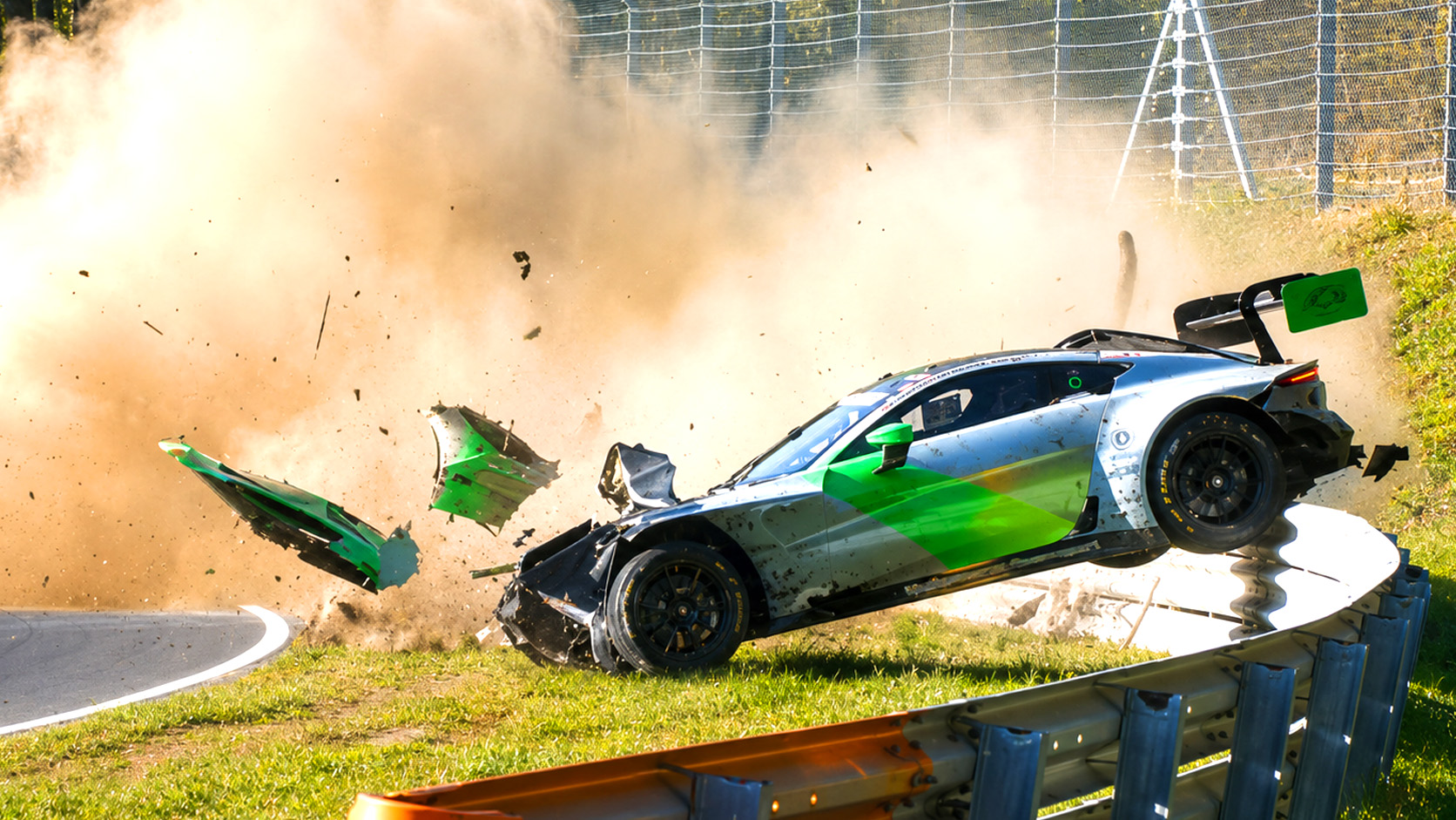 Aston Martin GT3 crashes hard into the barrier and gets launched into ...