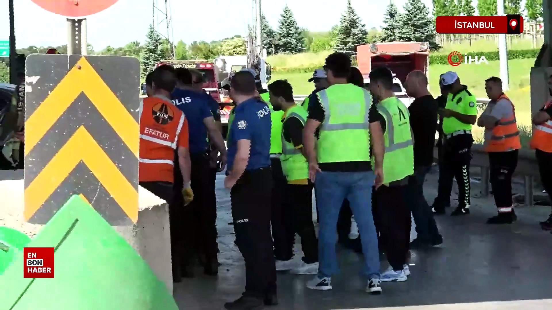 İstanbul'da otomobil gişelerdeki beton bariyerlere çarptı