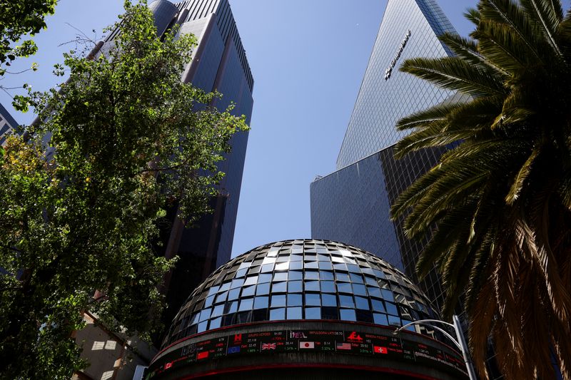 Bolsa mexicana suspende cotización de las acciones de Proteak Uno