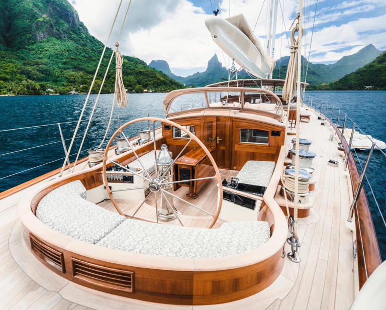This Hawaiian racing yacht blends indigenous craftsmanship with Gatsby ...