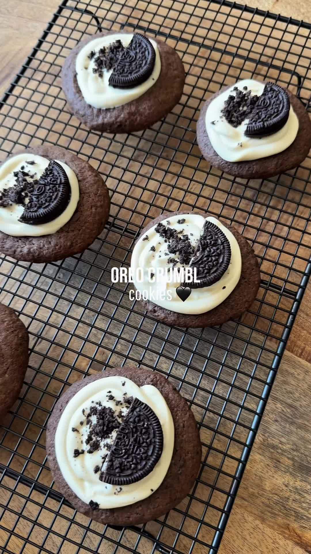 Why everyone is obsessed with these Oreo crumble cookies