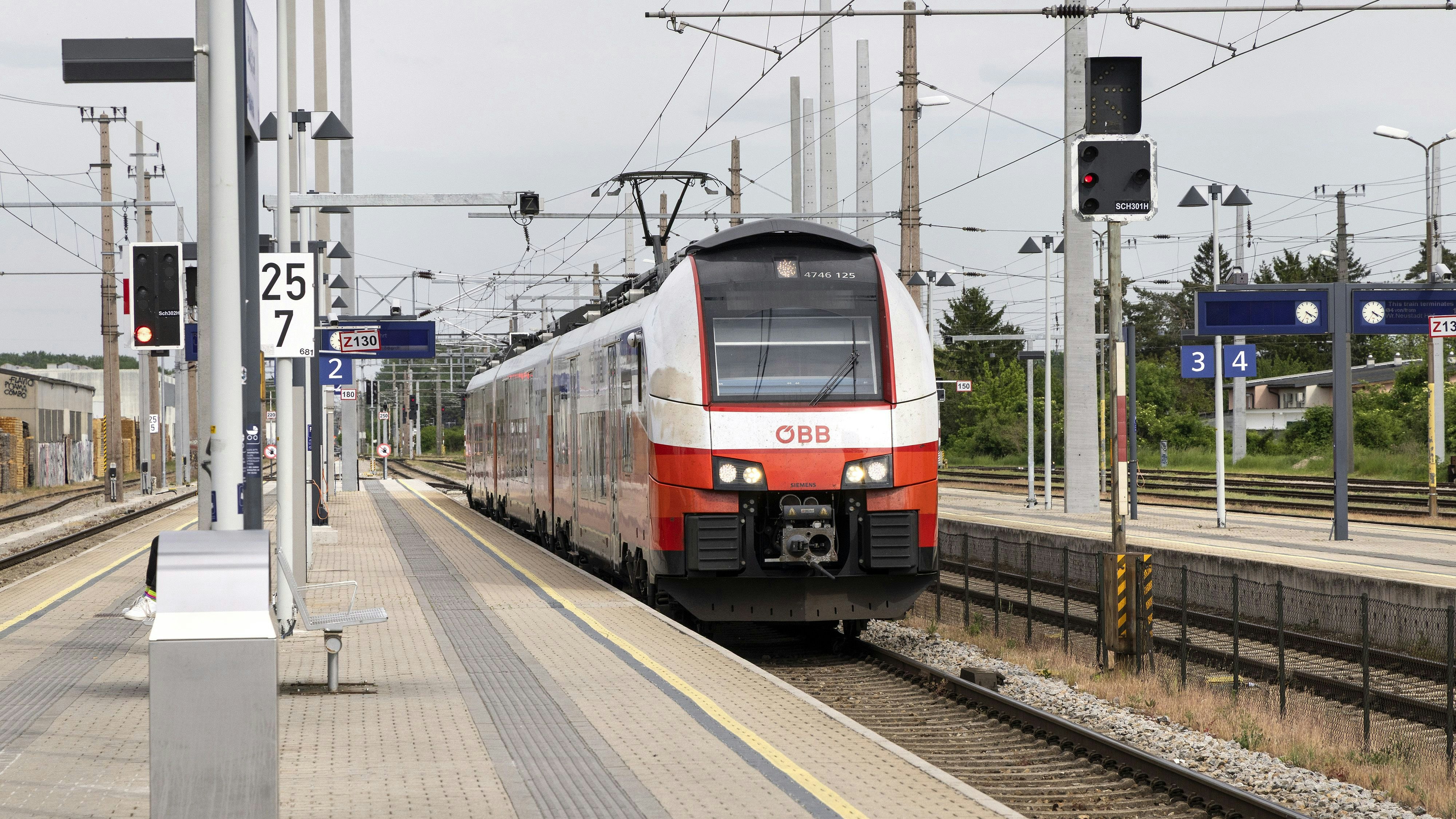 Mann klettert auf Zug – dann bricht Feuer aus