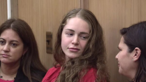 Courtney Clenney’s defense inspects knives ahead of trial