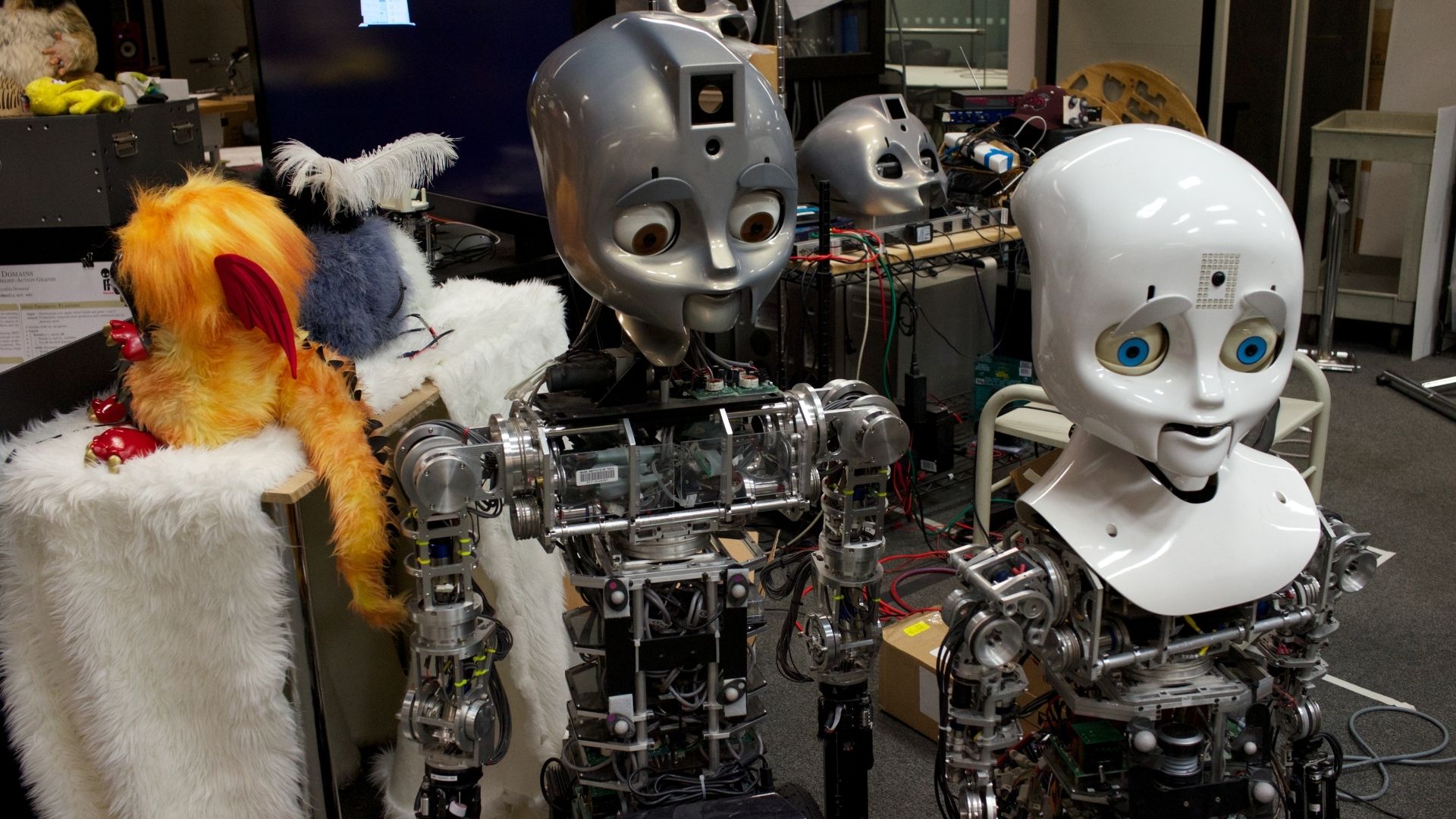 Young children see meaning in human looks but not in robot gazes, new ...