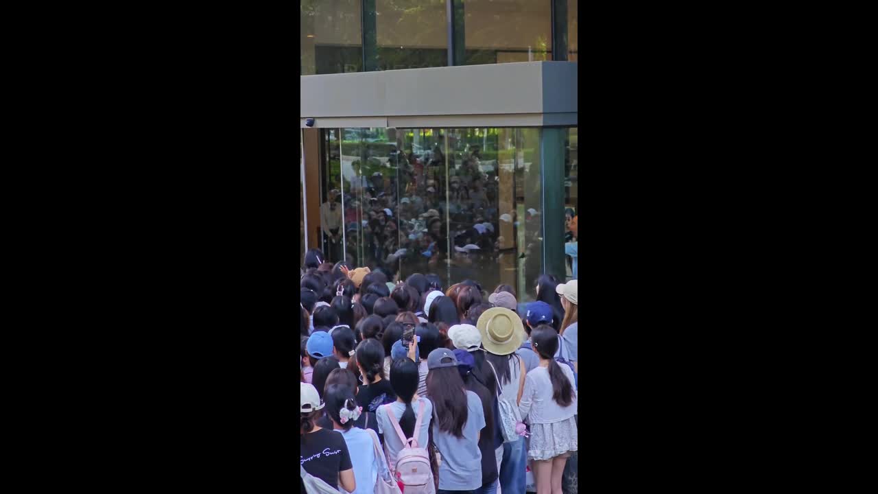 Fans shatter mall entrance door during crowded event in Nanning, China
