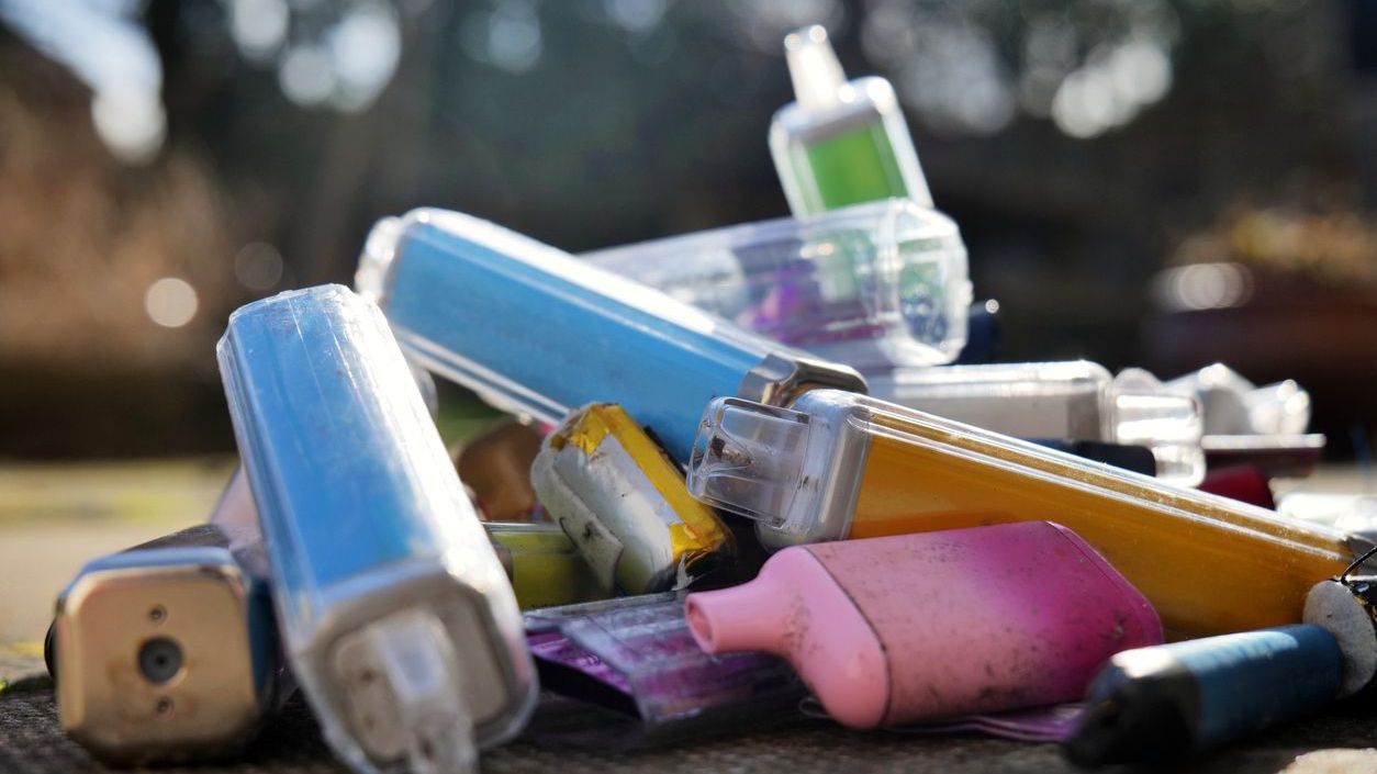 Waste companies call for £5 deposit on vapes to stop littering