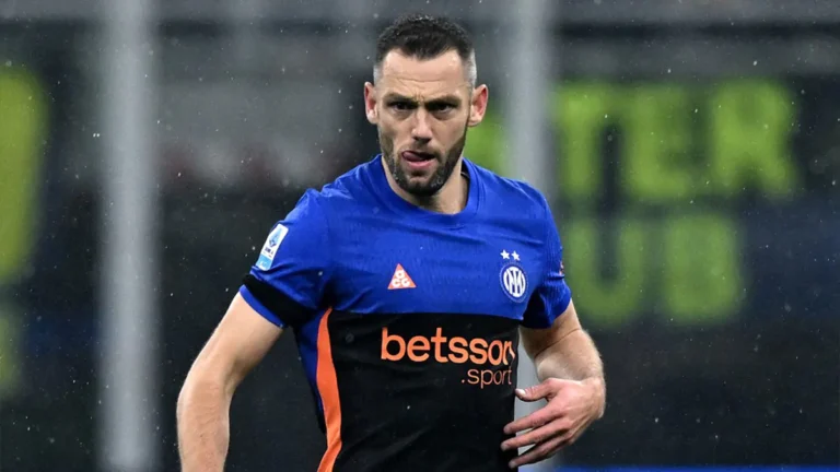 De Vrij valuta la permanenza all’Inter: cambiata l’idea sul suo futuro ...