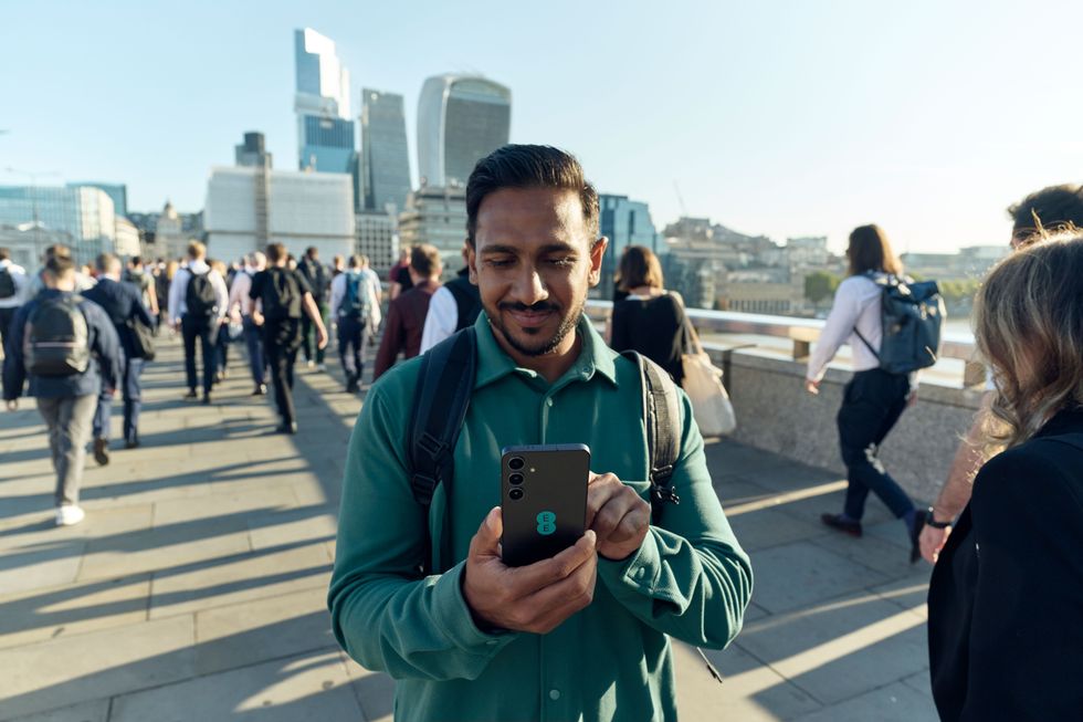 EE flips switch on speed boost for millions across UK at no extra cost ...