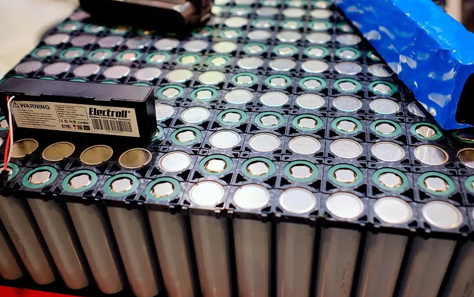 AI designs battery electrolytes matching top lithium metal cells
