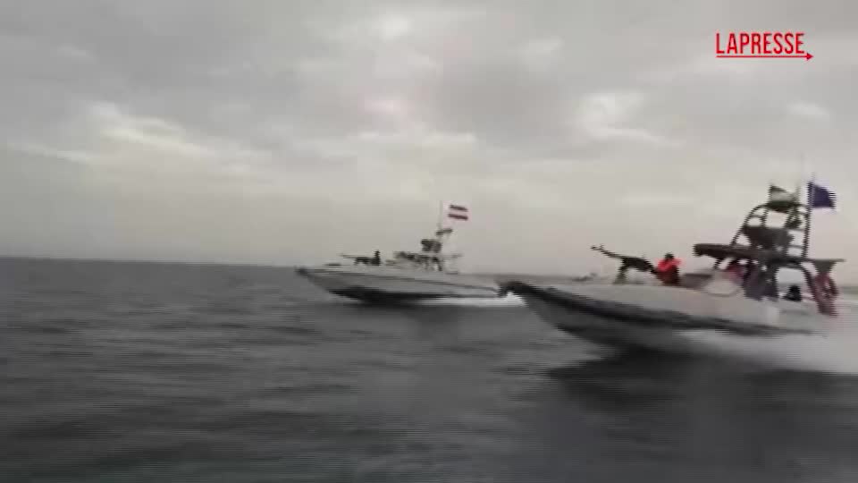 Iran, pattuglie perlustrano lo Stretto di Hormuz: le immagini dei ...