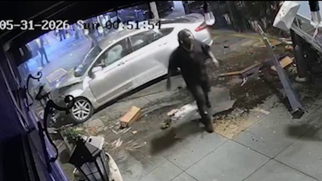 Driver flees after crashing into Castro district restaurants