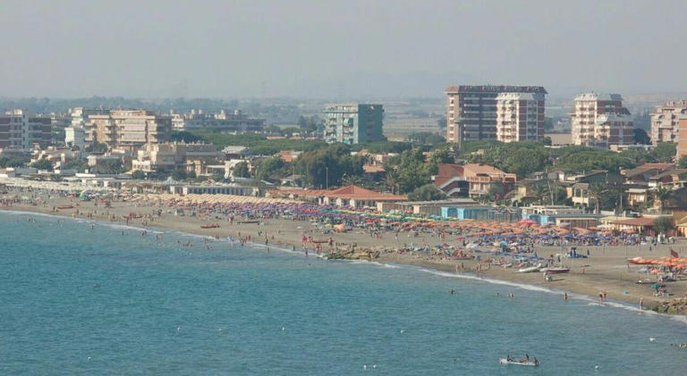 Bagnante trova una bomba a mano in mare a Tarquinia: era a pochi metri ...