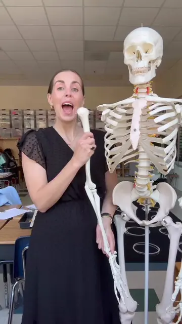 Build a moving human hand model with straws and yarn