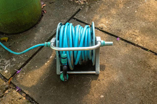 After hose reel handle snaps off again, homeowner crowdsources best ...