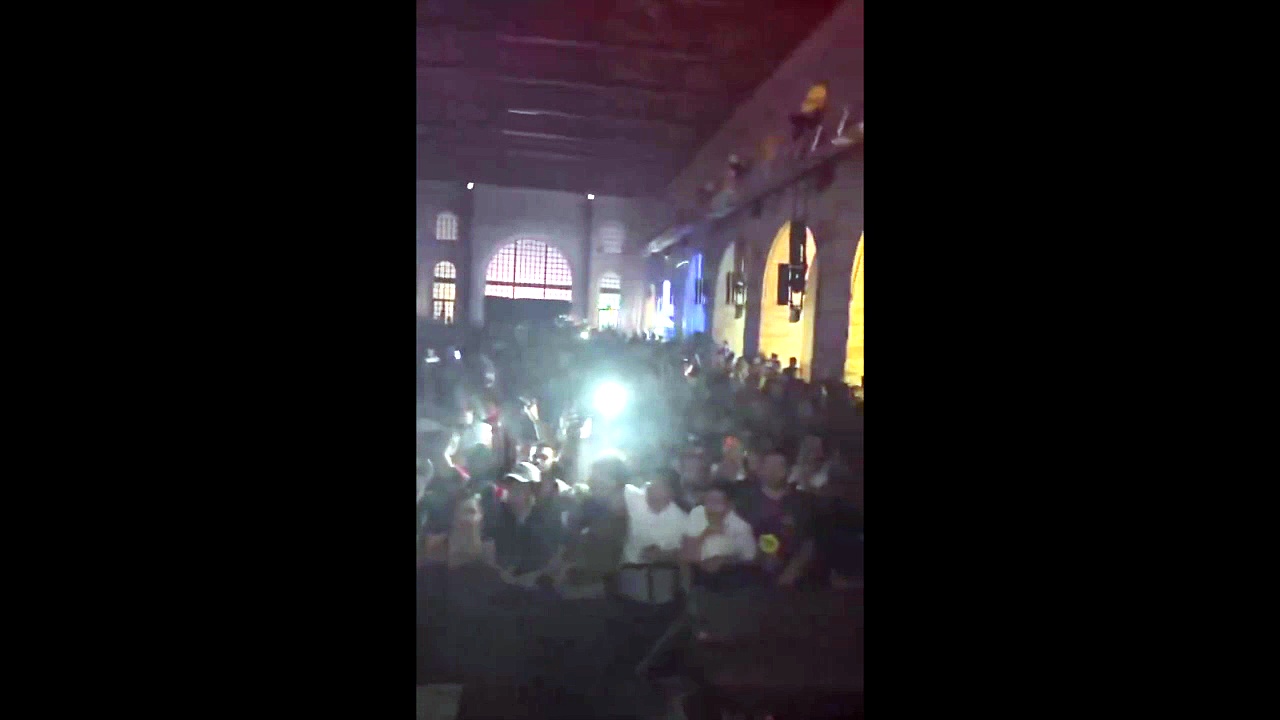 Regardez le rappeur américain Travis Scott sifflé et hué par le public ...