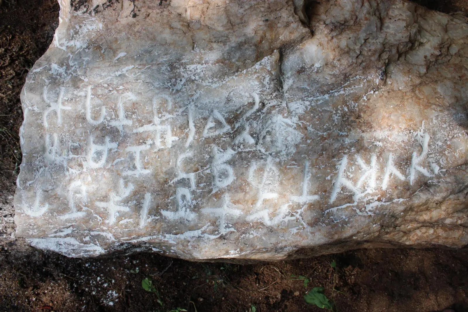 2000-year-old Tamil Brahmi inscribed hero stone found in TN