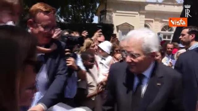 'Lunga vita al presidente', Mattarella riceve i più fragili ai giardini ...