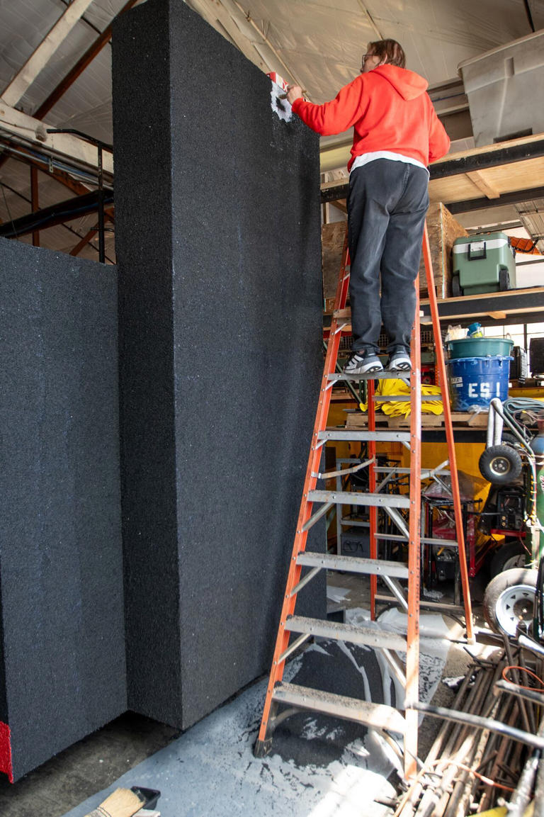 Rose Festival parade floats take shape in unassuming North Portland ...
