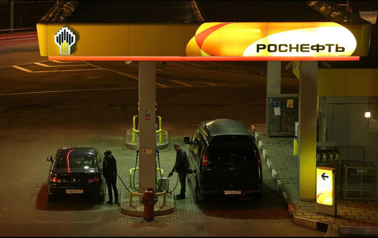 Moscow’s fuel shortages forcing gas stations to impose strict caps on sale