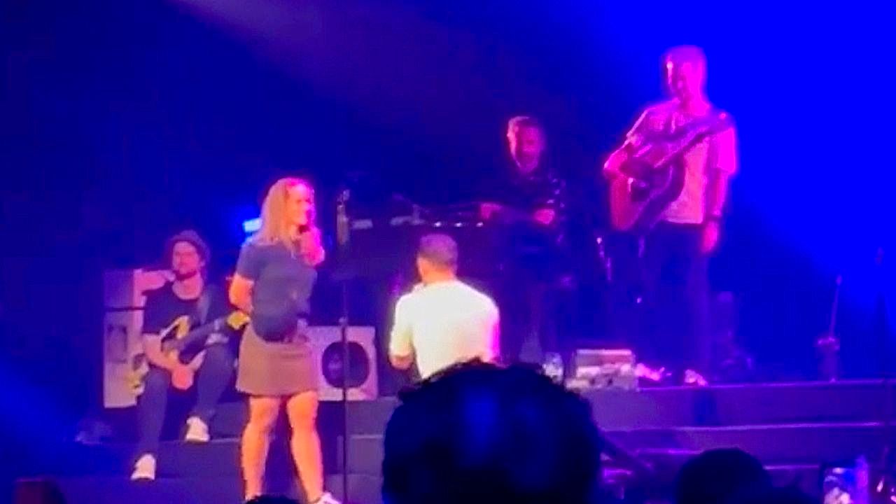 Man proposes on stage in front of 6,000 fans and gets rejected on the spot