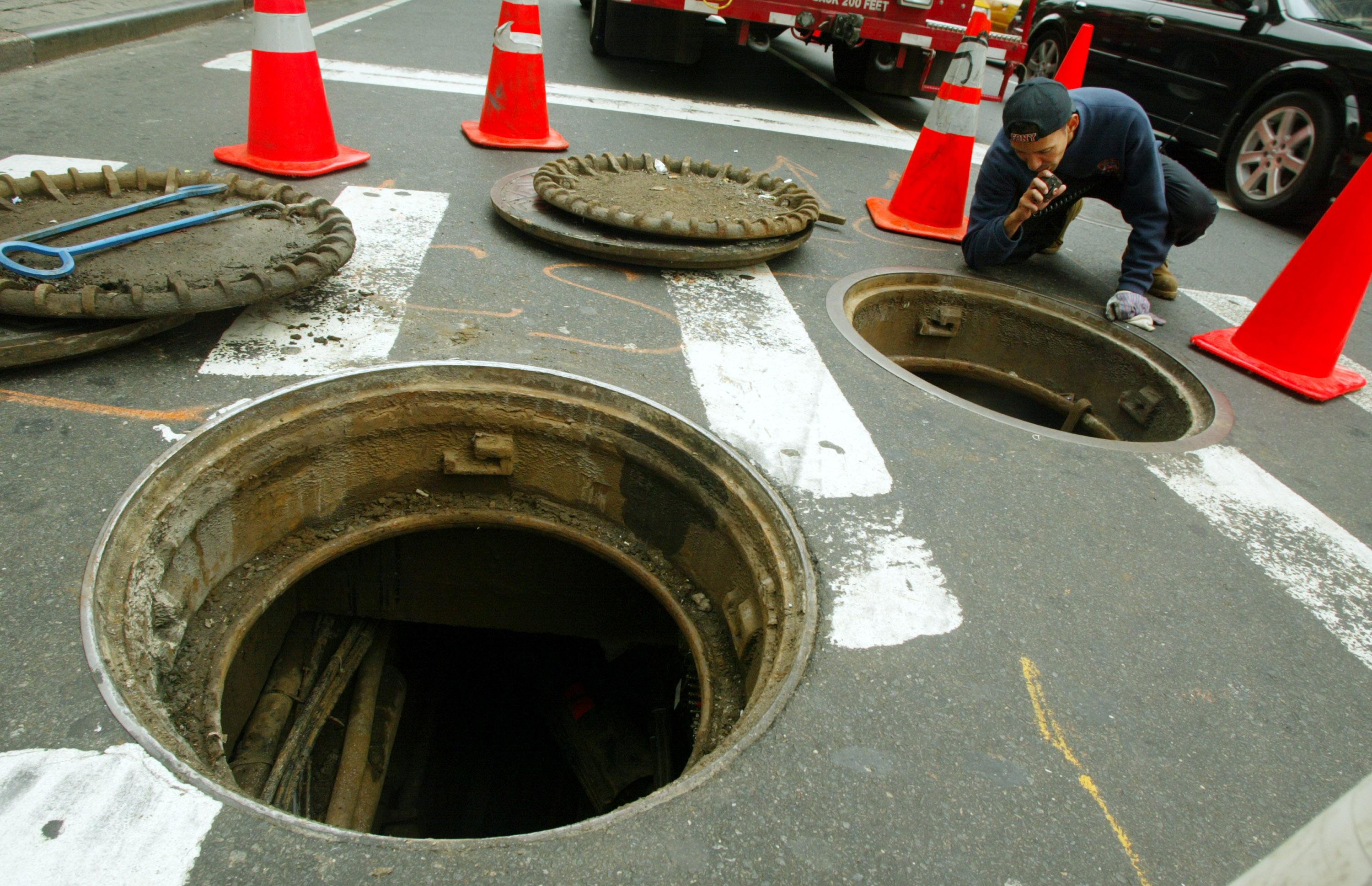 Police probe groups seen emerging from New York City sewers