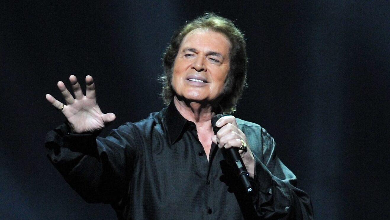 Singer Engelbert Humperdinck steps out weeks after turning 90 and looks ...