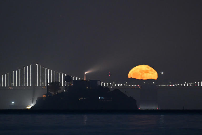 Mesmerizing rare moon seen over San Francisco in stunning time-lapse