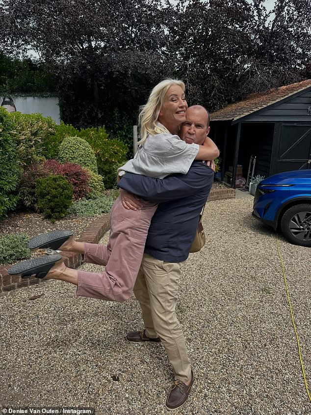 Denise Van Outen cuddles ex-Big Breakfast co-star Johnny Vaughan as ...